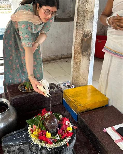 Urmila Gajapathi Raju మీ కుటుంబ సభ్యులందరికీ ఆ మహాశివుని ఆశీస్సులు మెండుగా కలగాలని ఆశిస్తూ