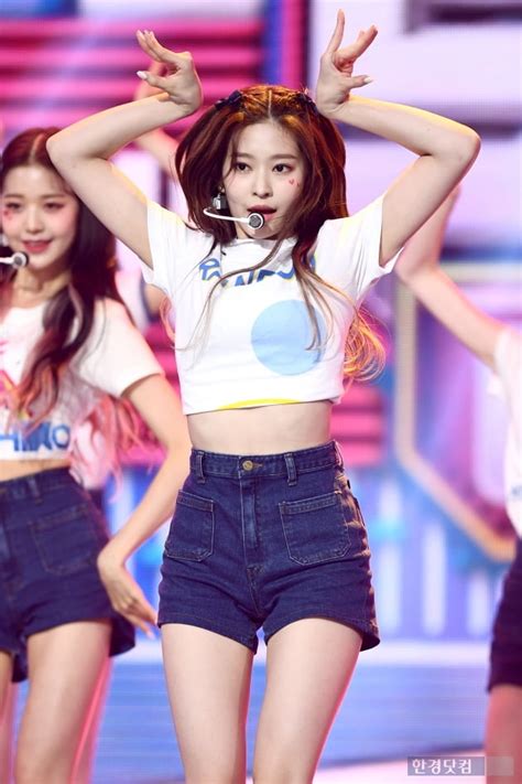 아이즈원 김민주 무표정에도 돋보이는 미모 한국경제