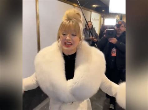 Kelly Clarkson Fans Rave Over Her Gorgeous Christmas Look Photos