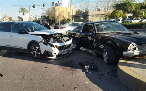 Mustang clásico choca con camioneta en colonia Torreón Jardín