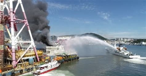 통영 조선소 내 계류선박 화재 진화 완료