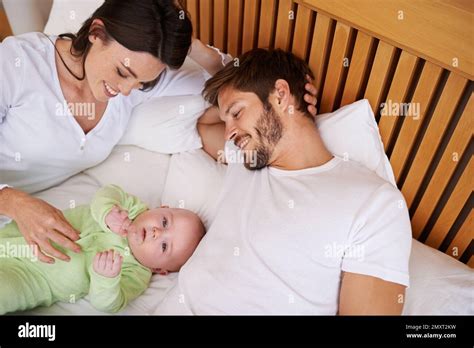 Es Ist Ihr Kleines B Ndel An Freude Ein Junges Paar Das Mit Seinem Kleinen Jungen Auf Dem Bett
