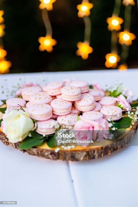 표면 위에 다양한 맛있는 핑크색 쿠키가 있는 나무 테이블 달콤한 음식에 대한 스톡 사진 및 기타 이미지 달콤한 음식 목재 재료 분홍 Istock