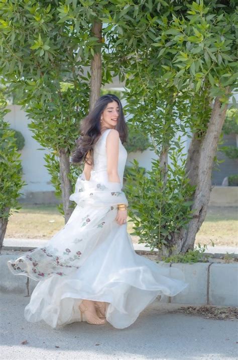 Mariyam Nafees Beautiful Pictures With Husband Amaan Ahmed Reviewit Pk