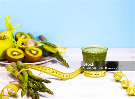 신선한 녹색 채소와 과일의 스무디를 위한 격자무늬 평형 부동 음식 건강한 알칼리성 식단 저울 공간을 복사합니다 채식주의 측정 테이프 개념 실재론에 대한 스톡 사진 및 기타