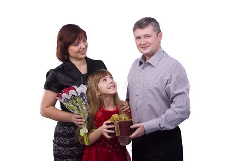 El Padre Está Dando La Hija Y A La Madre Del Regalo Foto De Archivo