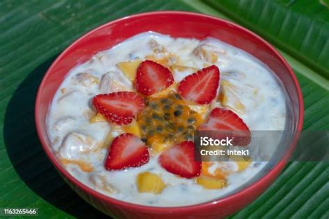 망고 패션 과일 딸기와 요구르트 브릴리 제철 망고와 딸기에 완벽하게 익은 웨지와 아침 식사에 과일 디저트 신선한 열정 과일 펄프 덮여 계절에 대한 스톡 사진 및 기타 이미지