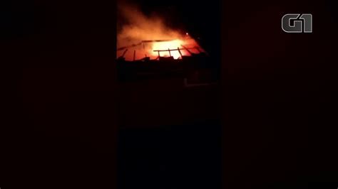 Casa é Atingida Por Raio E Pega Fogo Durante Temporal Em Petrópolis No