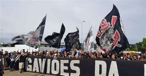 Gaviões da Fiel convoca protesto contra Roberto de Andrade