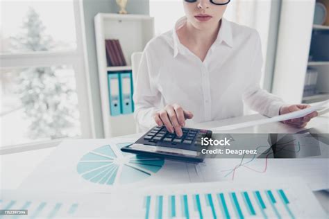 자른 클로즈업 사진 아름 다운 그녀는 그녀의 비즈니스 레이디 카운트 프리랜서 급여 계산 소득 투자 홀드 시계 비교 데이터 손 팔 계산기 노트북 테이블 착용 공식적인 착용