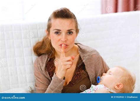 Shh Mama удерживания жеста младенца показывая спать Стоковое Фото