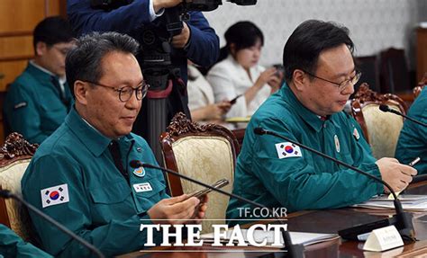 나란히 휴대전화 확인하는 조규홍 장관과 박민수 차관 포토 포토 기사 더팩트