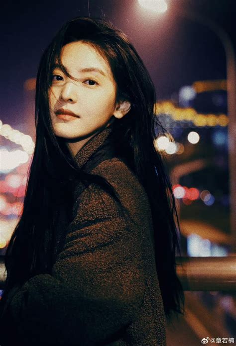 Thị Trấn Này Rất Kỳ Lạ Ngày Nào Cũng Phải Về Nhà Trước Khi Mặt Trời Lặn