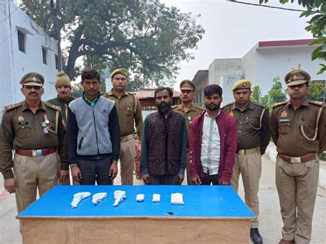 लूट करने वाले गैंग का पर्दाफाश तीन बदमाश गिरफ्तार लूटे गए मोबाइल से