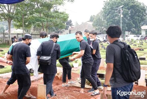 10 Potret Pemakaman Clerence Chyntia Audry Istri Drummer Noah Tangis Rio Alief Pecah Saat