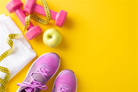 피트니스 설정 노란색 배경에 운동화 아령 수건 줄자 사과를 평평하게 놓은 평면도 텍스트 또는 광고를 위한 공간 0명에 대한 스톡 사진 및 기타 이미지 Istock
