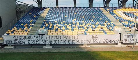 Foot Roumain on Twitter Les ultras de Petrolul ont souhaité un