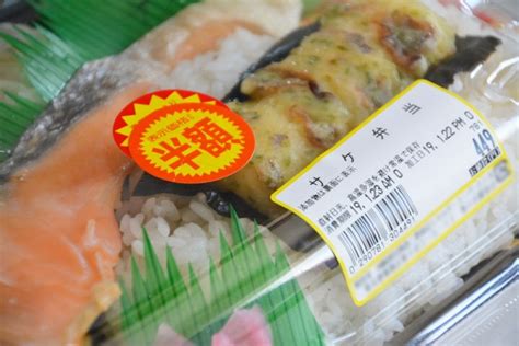 スーパーの惣菜売り場、「値引きシール」はいつ貼られる？働いてみて分かった“お得”に買う方法｜まいどなニュース