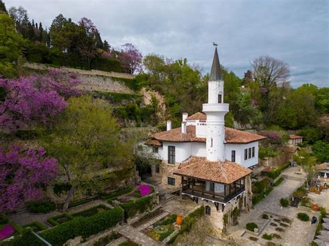 Balchik Bulgaria의 식물원에 자리잡은 궁전의 조감도 이 역사적인 랜드마크는 건축에서 다양한 문화와 스타일의 융합에