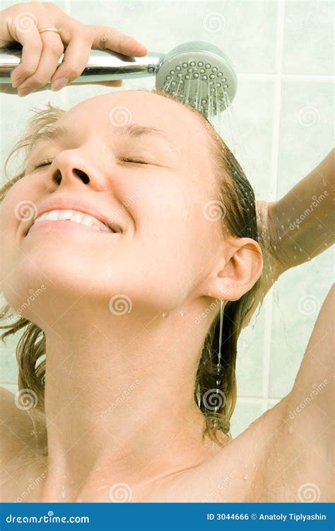Vrouw Onder Douche Stock Foto Image Of Zuiver Mensen 3044666