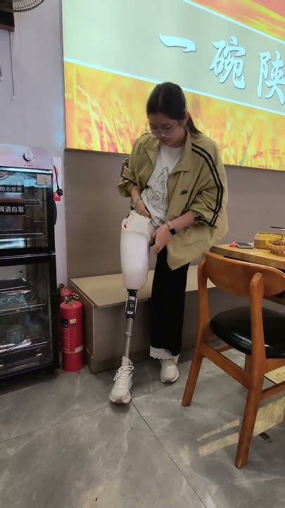 今天带女儿出来吃饭，她的假肢突然掉了。那一瞬间，我满心担忧，本以为她会哭闹。然而，在众人的目光下，不慌不忙地穿起假肢。看着她小小的身躯，承受着不该有的苦难，却展现出远超年龄的坚强，让我心疼到