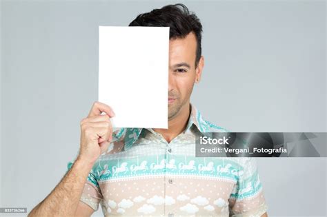 남자는 미소와 콘텐츠 광고 배너와 함께 활약 잘생긴 브라질 남자 화려한 셔츠를 입고입니다 여름 열 대입니다 30 그리고 운동 30 39세에 대한 스톡 사진 및 기타 이미지