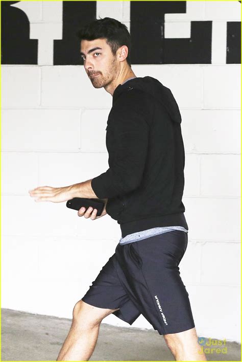 Full Sized Photo Of Joe Jonas Grabs Some Grub After Mid Week Workout 02
