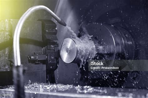 스핀 들 척 및 설치 금속 부품에 포켓 고정밀 Cnc 산업 선반 선반 기계 Cnc 기계는 금속 부분에 여분의 가장자리를 잘라 Cnc 장치에 대한 스톡 사진 및 기타 이미지