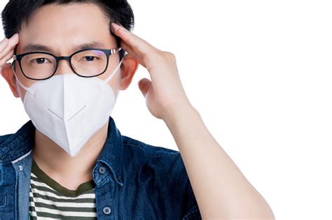 Pm25 환경 도시 공기 문제로 날씨에서 아픈 건강을 표현하는 제스처 액션으로 오염 마스크를 착용한 젊은 아시아 남성 사업가를