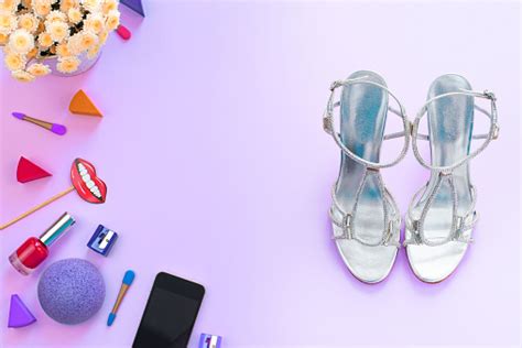 패션 여성 액세서리 화장품 신발 가제트 모바일 꽃 보라색 배경 정상에 평평 하다 복사 공간 보기 0명에 대한 스톡 사진 및 기타 이미지 Istock