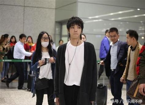華晨宇現身機場滿臉疲憊網友這張臉估計媽媽也認不出來了吧 每日頭條