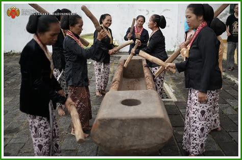 Mengenal Kebaya Janggan Yang Digunakan Dian Sastrowardoyo Di Gadis Kretek