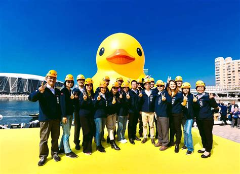 「2024 Kaohsiung Wonderland 冬日遊樂園」開幕，陳其邁與霍夫曼領航雙鴨進港－高雄旅遊網