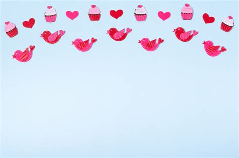디자인 테이블 상단 보기 이미지의 장식 발렌타인 배경 모의 대 한 조류와 하트의 평면 위치 배열 개념에 대한 스톡 사진 및 기타