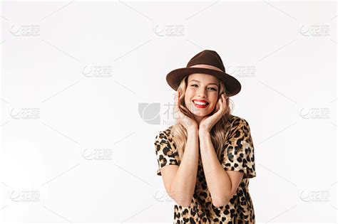 年轻漂亮的金发女子在庆祝