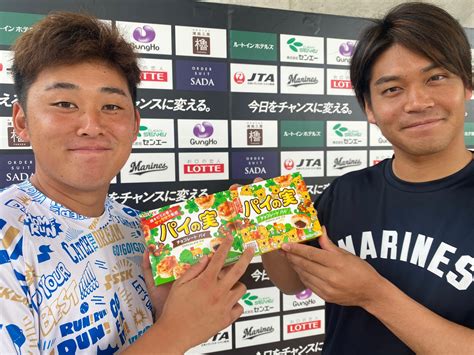 千葉ロッテマリーンズ 広報室 On Twitter パイの実を手に 鈴木昭汰 投手と 佐々木千隼 投手。 Chibalotte