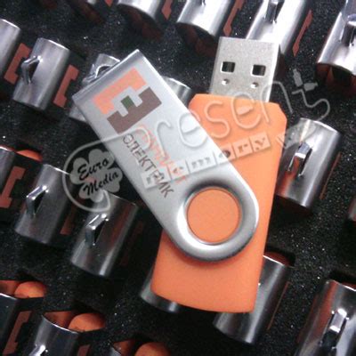Купить USB-флешку с поворотным механизмом со склада в Москве