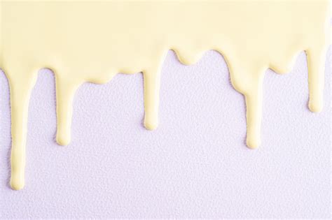 페인트 색상의 노란색 액체 방울이 흰색 캔버스에 흐릅니다 추상 미술 복사 공간이 있는 흰 벽에 떨어지는 밝은 노란색 페인트