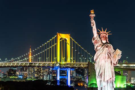오다이바 자유의 여 신상 도쿄 타워 및 레인 보우 브릿지의 파노라마 현대적인 도시 스카이 라인 조류 눈 공중 보기 0명에 대한