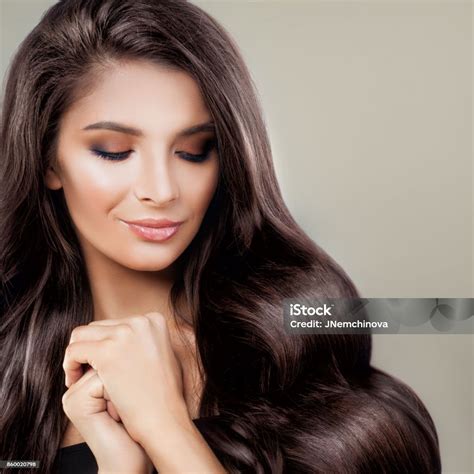 건강 한 Permed 머리와 완벽 한 여자입니다 물결 모양 헤어스타일 미소와 아름 다운 패션 모델 머리 염색약에 대한 스톡 사진 및 기타 이미지 Istock