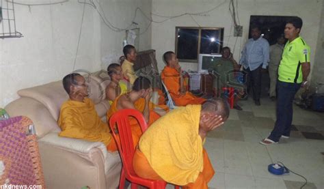 សង្ឃ ៦ អង្គ នៅ វត្ត ស្ទឹង មាន ជ័យ ត្រូវ បាន សមត្ថកិច្ច ឃាត់ ខ្លូ ន ខណៈ