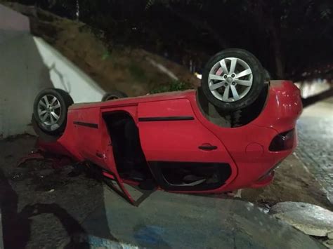 Carro bate em caminhão e cai da subida da Ponte Presidente Dutra Blog