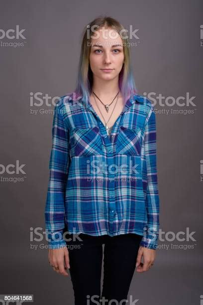 멀티와 아름 다운 젊은 여자의 스튜디오 샷 색 회색 배경 블루 체크 무늬 셔츠를 입고 머리 20 29세에 대한 스톡 사진 및 기타 이미지 20 29세 25 29세
