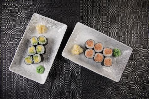 연어 뱀장어 참치 아보카도 로 열 새우 크림 치즈 필라델피아 캐 비아 츄 카를 곁들인 무지개 초밥 롤 초밥 메뉴 일본 요리 0