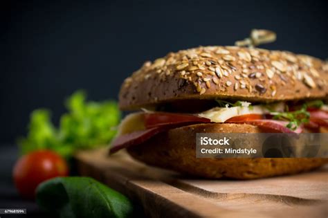 穀物パンハムトマト暗い背景にクレソンのサンドイッチ おやつのストックフォトや画像を多数ご用意 おやつ まな板 アウトフォーカス