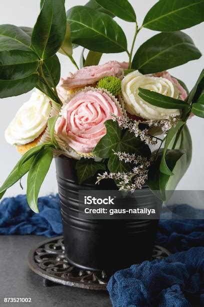 컵 케 익과 검은 화분에 녹색 나뭇잎의 꽃다발 어두운 배경입니다 여자에 게 선물입니다 갈색에 대한 스톡 사진 및 기타 이미지 갈색 머핀 미식가 Istock