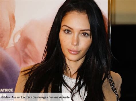 Nabilla sexy elle ose une tenue déjantée et excessivement moulante