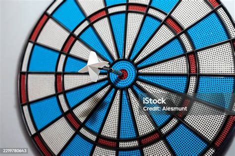 빨간색 파란색 흰색 세그먼트가 있는 다채로운 플라스틱 다트판에서 과녁을 완벽하게 맞추는 흰색 다트의 클로즈업 Darts Tournament에 대한 스톡 사진 및 기타 이미지