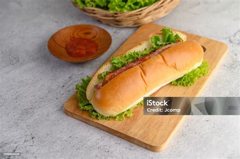 나무 도마에 토마토 소스를 곁들인 핫도그 양상추를 바구니에 짜고 카피 스페이스 0명에 대한 스톡 사진 및 기타 이미지 0명