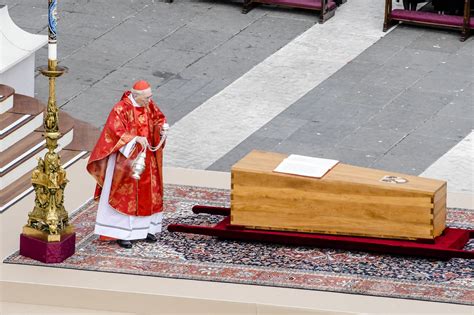 Giovanni Battista Re chi è il cardinale che celebrerà i funerali del